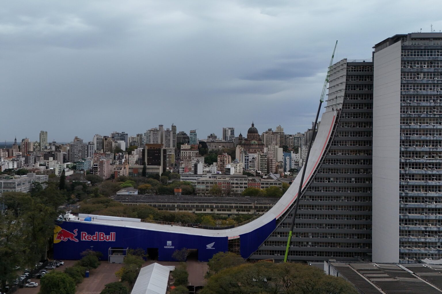 Red Bull transforma prédio em rampa de skate gigante em Porto Alegre ...